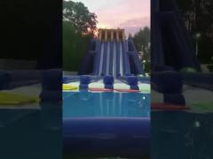Commerciële opblaasbare waterslide en zwembad met opblaasbare waterslide