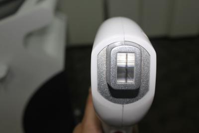 中国 10.4 インチのタッチ画面の半導体レーザーの毛の取り外し装置 808nm の医学のセリウム 販売のため