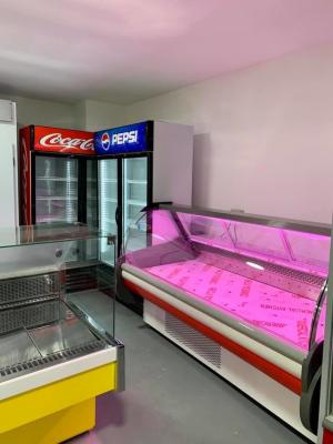 Cina Lo speciale ha curvato il raffreddamento a aria di vetro di Meat Freezer Supermarket del macellaio in vendita