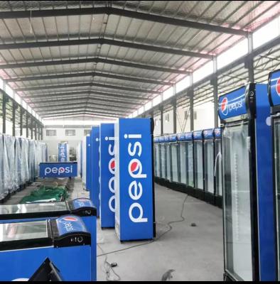 Cina Gabinetto refrigerato verticale della bevanda di conservazione di esposizione di Coca-Cola Pepsi dell'armadietto della porta di serie di vetro dell'oro in vendita