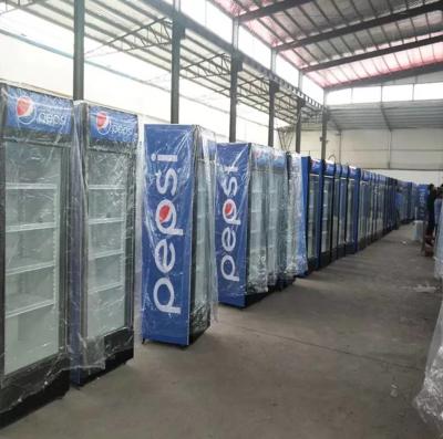 Cina Gabinetto refrigerato verticale della bevanda di conservazione di esposizione di Coca-Cola Pepsi dell'armadietto della porta di serie di vetro dell'oro in vendita