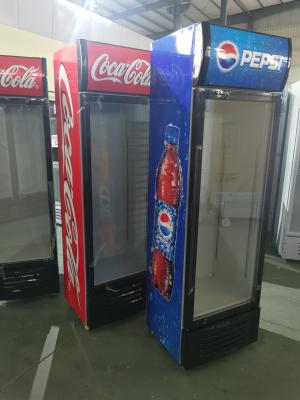 Cina Gabinetto refrigerato verticale della bevanda di conservazione di esposizione di Coca-Cola Pepsi dell'armadietto della porta di serie di vetro dell'oro in vendita