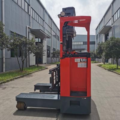 Cina stand-on 4 way 3000kg electric reach forklift truck four directional sideloader for long Materials in vendita