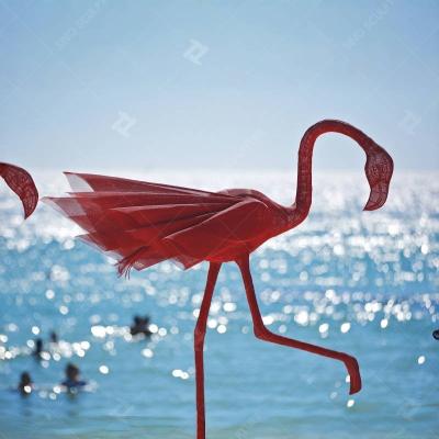 China Popular Varios tamaños de malla Esculturas de flamencos de acero inoxidable para la escultura junto al mar for sale