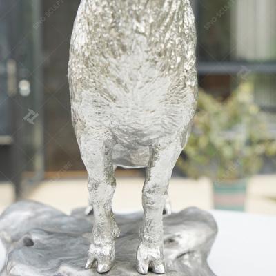 Cina Sculture di giardino in metallo contemporaneo, statua di capra in metallo per decorazioni esterne in vendita
