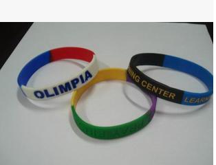 Cina Braccialetti di silicone stampati compatti Braccialetti di gomma personalizzati memorabili in vendita