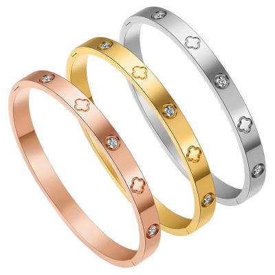 Cina Bracciale a cuore impermeabile in acciaio inossidabile placcato oro 18 carati con quadrifoglio e moissanite in vendita