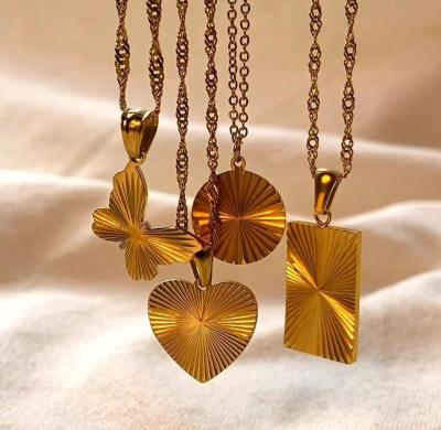 Cina Pendente di sigillo Sunburst per donne Cuore in acciaio inossidabile farfalla Disco di luce solare Choker moneta in vendita