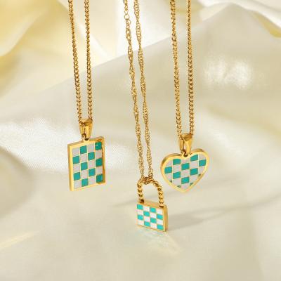 Cina XM20017 Collana con pendente a scacchiera verde e bianca in acciaio inossidabile placcato oro 18k, gioielli da festa in vendita