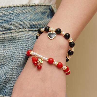 Cina Braccialetti con ciondoli e perline Collana Oro Rosso Impermeabile Ottone Placcato Oro Braccialetti con Perline e Ciondoli in vendita