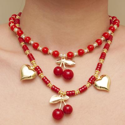 Cina Braccialetti con ciondoli e perline Collana Oro Rosso Impermeabile Ottone Placcato Oro Braccialetti con Perline e Ciondoli in vendita