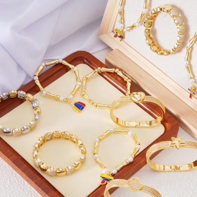 Cina Braccialetti con ciondoli e perline Collana Oro Rosso Impermeabile Ottone Placcato Oro Braccialetti con Perline e Ciondoli in vendita