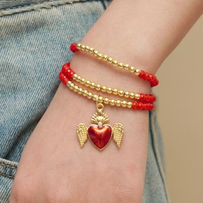 Cina Braccialetti con perline con ciondolo a cuore alla moda Oro Rosso Impermeabile Ottone Placcato Oro Braccialetti con perline con ciondoli in vendita