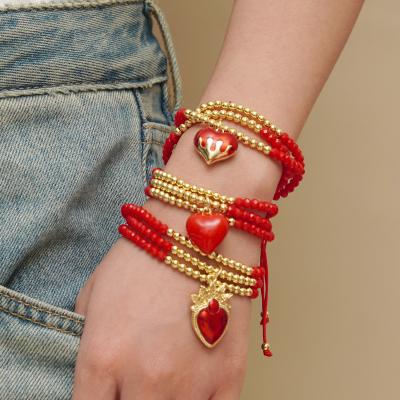 Cina Braccialetti con perline con ciondolo a cuore alla moda Oro Rosso Impermeabile Ottone Placcato Oro Braccialetti con perline con ciondoli in vendita