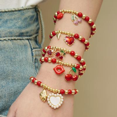Cina Moda Frutta Cuore Incantesimo Braccialetti a perline Oro Rosso Impermeabile Rame Placcato In Oro Braccialetti a perline Con Incantesimi in vendita