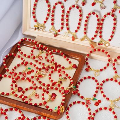 Cina Moda Frutta Cuore Incantesimo Braccialetti a perline Oro Rosso Impermeabile Rame Placcato In Oro Braccialetti a perline Con Incantesimi in vendita