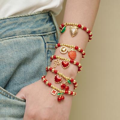 Cina Moda Frutta Cuore Incantesimo Braccialetti a perline Oro Rosso Impermeabile Rame Placcato In Oro Braccialetti a perline Con Incantesimi in vendita