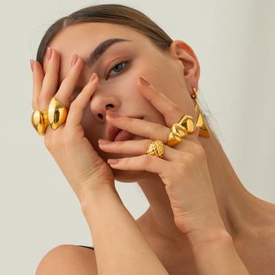 Cina Anello massiccio minimalista impermeabile Gioielli Anello in acciaio inossidabile placcato oro 18 carati Anelli con pepite d'oro vero per donna in vendita