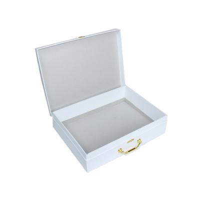 China Contenitore di regalo bianco del cartone del ODM CMYK di commercio elettronico con il bottone del metallo for sale