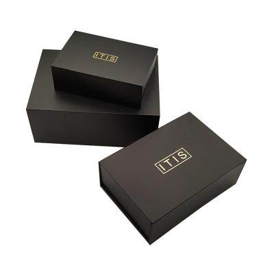 Cina contenitore di regalo magnetico nero del cartone 1200g Matte Lamination For Clothes in vendita