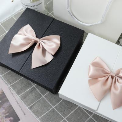 Cina Rose aperte di Bowknot magnetico su ordinazione del contenitore di carta di regalo le doppie 16 insaponano il fiore per il rossetto del profumo dei gioielli in vendita
