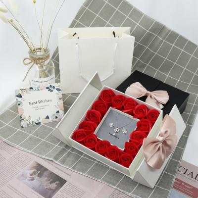 Cina Rose aperte di Bowknot magnetico su ordinazione del contenitore di carta di regalo le doppie 16 insaponano il fiore per il rossetto del profumo dei gioielli in vendita