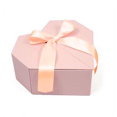 China Nastro in forma di cuore su ordinazione di Logo Colorful Magnetic Double Open del contenitore di carta di regalo del fiore di lusso for sale
