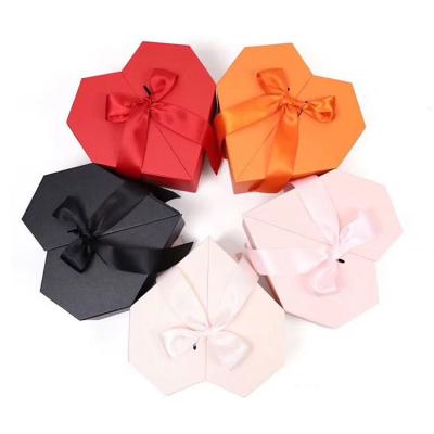 Cina Nastro in forma di cuore su ordinazione di Logo Colorful Magnetic Double Open del contenitore di carta di regalo del fiore di lusso in vendita