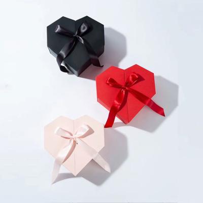 Cina Nastro in forma di cuore su ordinazione di Logo Colorful Magnetic Double Open del contenitore di carta di regalo del fiore di lusso in vendita