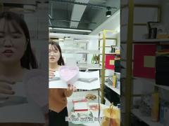 Il logo personalizzato della scatola di carta con Blumen, il doppio colore magnetico, è aperto a Herzform Luxusband.
