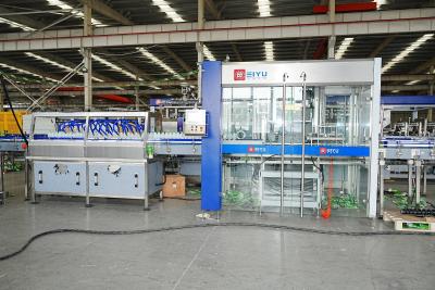 中国 高速完全自動縮小袖ラベル付け機械 特殊PETボトル オーダーメイド 販売のため