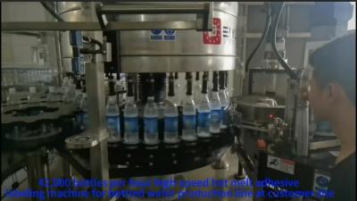 China 42, 000 Botellas por hora Etiquetador de fusión en caliente OPP de alta velocidad para la línea de producción de agua embotellada en el sitio del cliente en venta