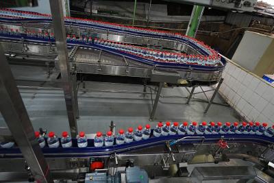 China Bottel Conveyor System Conveyor Line voor 24000BPH Productielijn voor gebotteld water Te koop