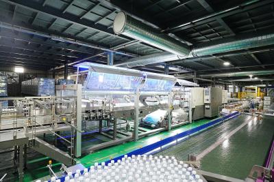China Automatische 80 verpakkingen per uur Verpakkingsmachine voor warmteverkrimpende film Verpakker Verkrimpingsverpakkingsmachine voor flessenproductielijn Te koop