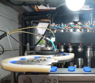 Cina Macchina per stampaggio a iniezione dal design personalizzabile per tappi, alta efficienza e precisione in vendita