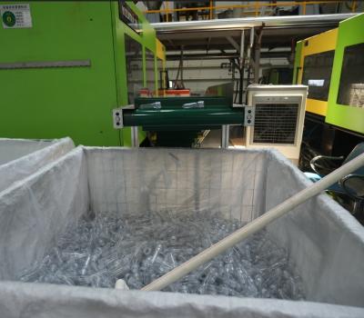 Cina Linea di tappo per bottiglie in PET per applicazioni BFC con tappo di riempimento a soffio in vendita