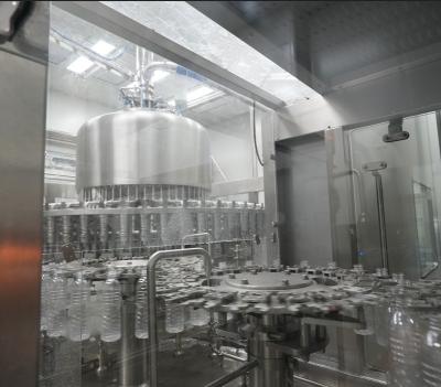 Cina Precisione ed efficienza della macchina di riempimento rotativa ad alta velocità da 60.000 BPH per impianti di imbottigliamento moderni in vendita