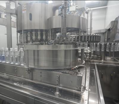 Cina Tappatrice ad alta velocità per linee di produzione di acqua in bottiglia a 26.000 BPH in vendita