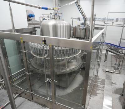 Cina Tappatrice ad alta velocità per linee di produzione di acqua in bottiglia a 26.000 BPH in vendita