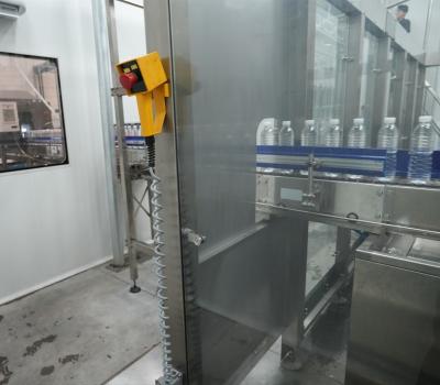 Cina Sistema di copertura ad alta velocità di qualità alimentare per linee di produzione di acqua in bottiglia da 42.000 BPH in vendita