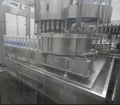 Cina Attrezzatura di tappatura rotativa ad alta velocità per linee di produzione di acqua in bottiglia a 48.000 BPH in vendita