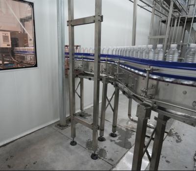 Cina Soluzione di copertura ad alta velocità 24 ore su 24, 7 giorni su 7, 48000 BPH Linee di produzione di acqua in bottiglia in vendita