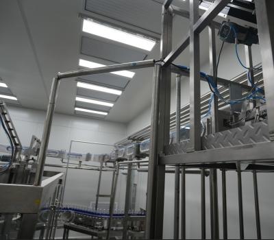 Cina Lavatrice di tappi a alta velocità controllata da PLC per la linea di imbottigliamento per le linee di produzione di acqua in bottiglia da 60.000 BPH in vendita