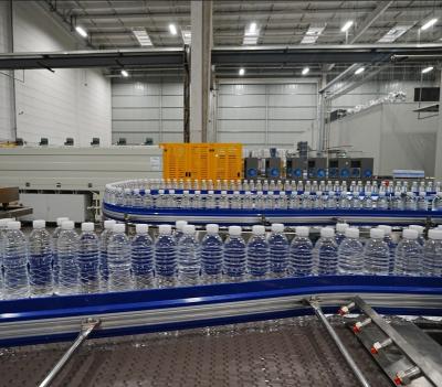 Cina Convogliatore lineare di bottiglie per 42 000 BPH Linea di produzione di acqua in bottiglia ad alta capacità in vendita