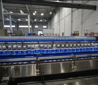 Cina Convogliatore lineare di bottiglie per 42 000 BPH Linea di produzione di acqua in bottiglia ad alta capacità in vendita
