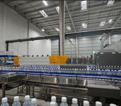 Cina Convogliatore lineare di bottiglie per 42 000 BPH Linea di produzione di acqua in bottiglia ad alta capacità in vendita