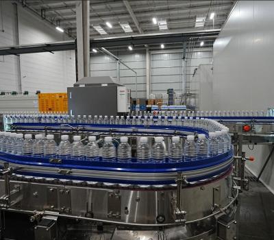 Cina Convogliatore lineare di bottiglie per 42 000 BPH Linea di produzione di acqua in bottiglia ad alta capacità in vendita
