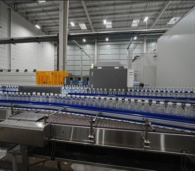 Cina Convogliatore lineare di bottiglie per 42 000 BPH Linea di produzione di acqua in bottiglia ad alta capacità in vendita