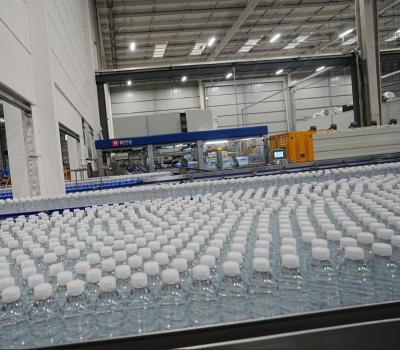 China Stainless Steel Dynamic Accumulation Conveyor For 42,000 BPH Bottled Water Production for sale