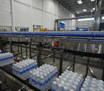 Cina Confezionatrice automatica per casse per la produzione di acqua in bottiglia - Soluzione di imballaggio ad alta efficienza in vendita